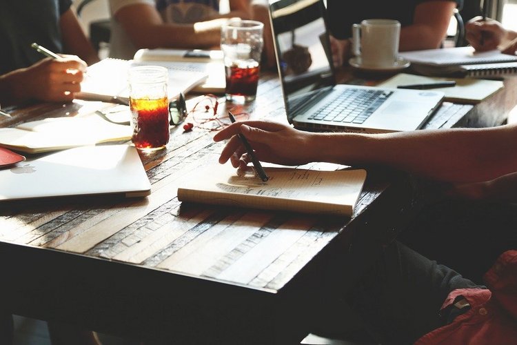 Pentingnya Diskusi yang Bermakna di Tempat Kerja - XWORK Blog